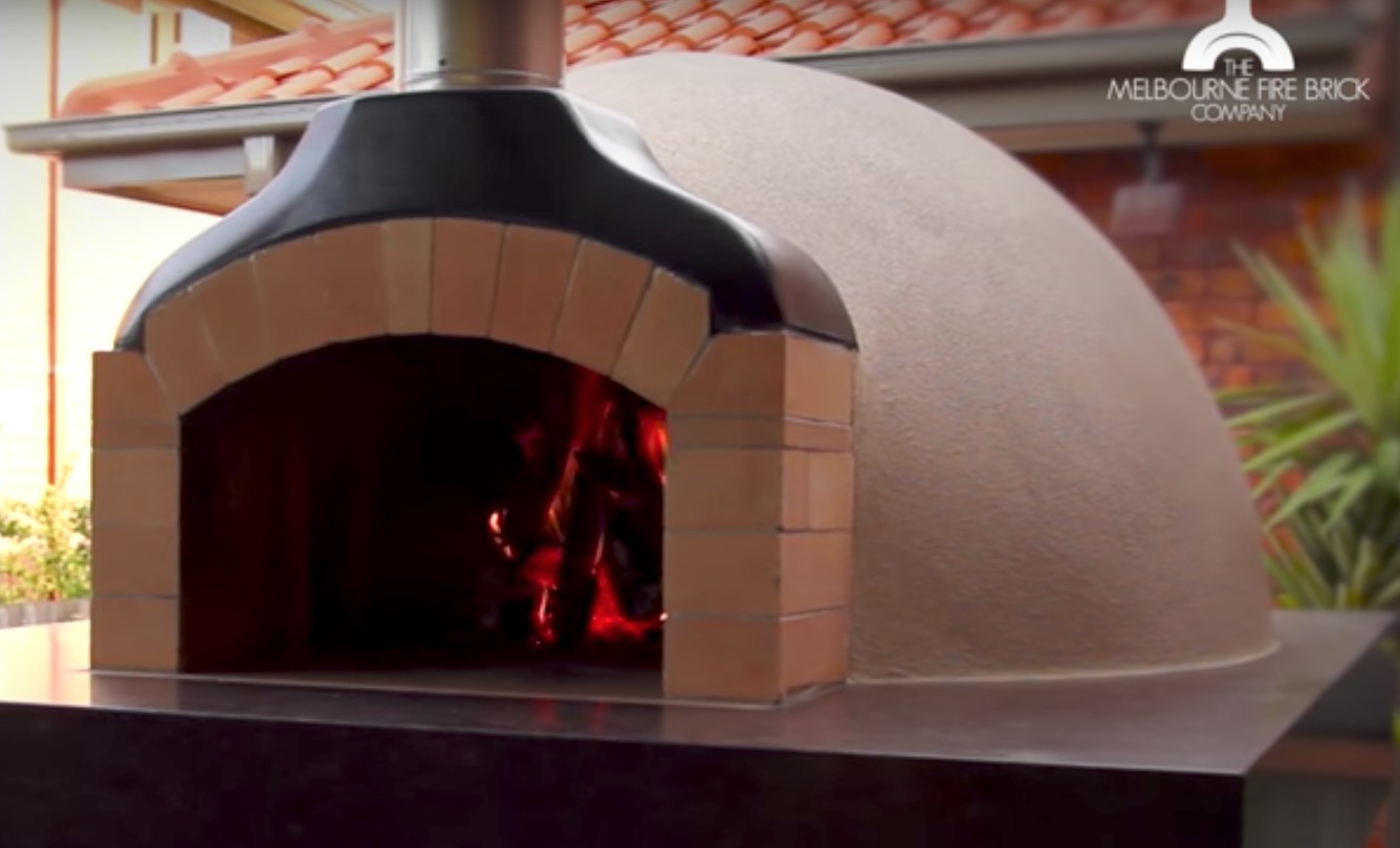 Mies pinoaa tiiliä ja rakentaa aidon puu-uunin — tällaisia löytyy enää ...