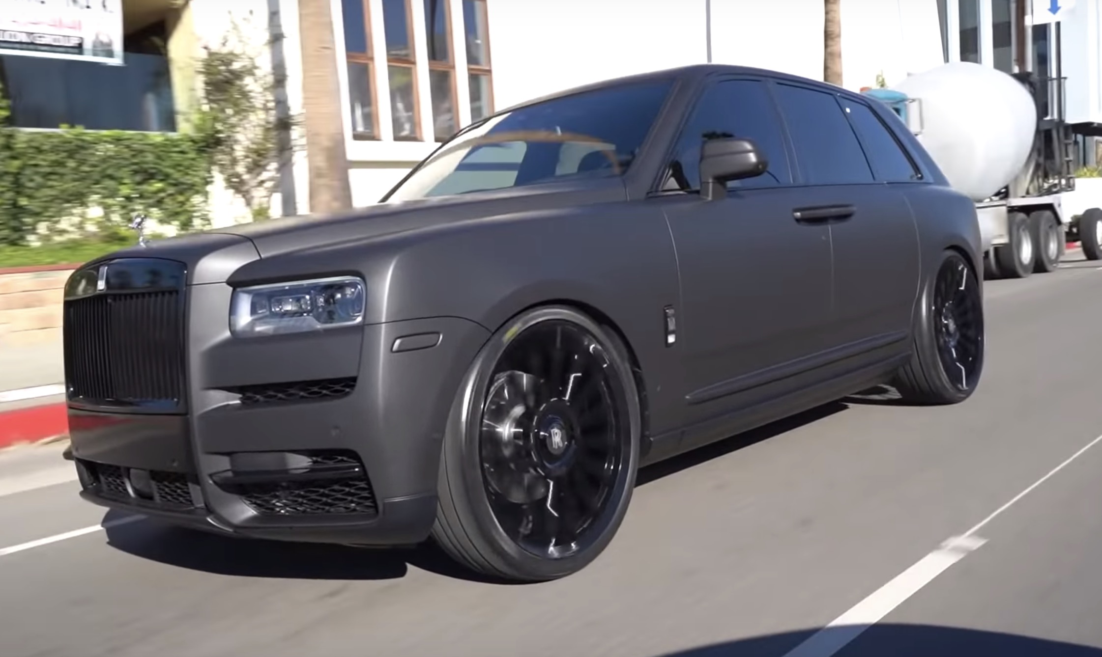 Rolls-Roycen uusi citymaasturi saa muut maasturit näyttämään leluilta ...